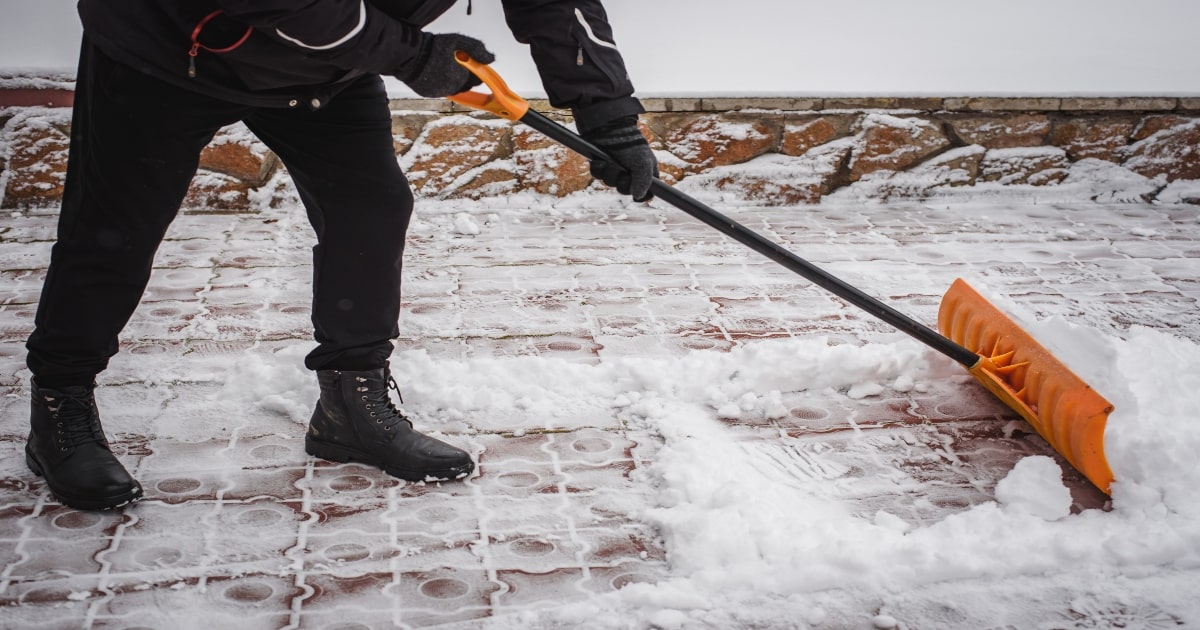 Preventing Snow Shoveling Injuries | AmTrust Financial